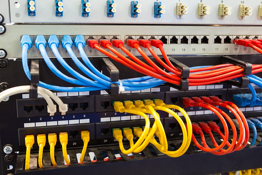 Kabelmanagement - Hoe werk ik mijn kabels weg? | Planeka